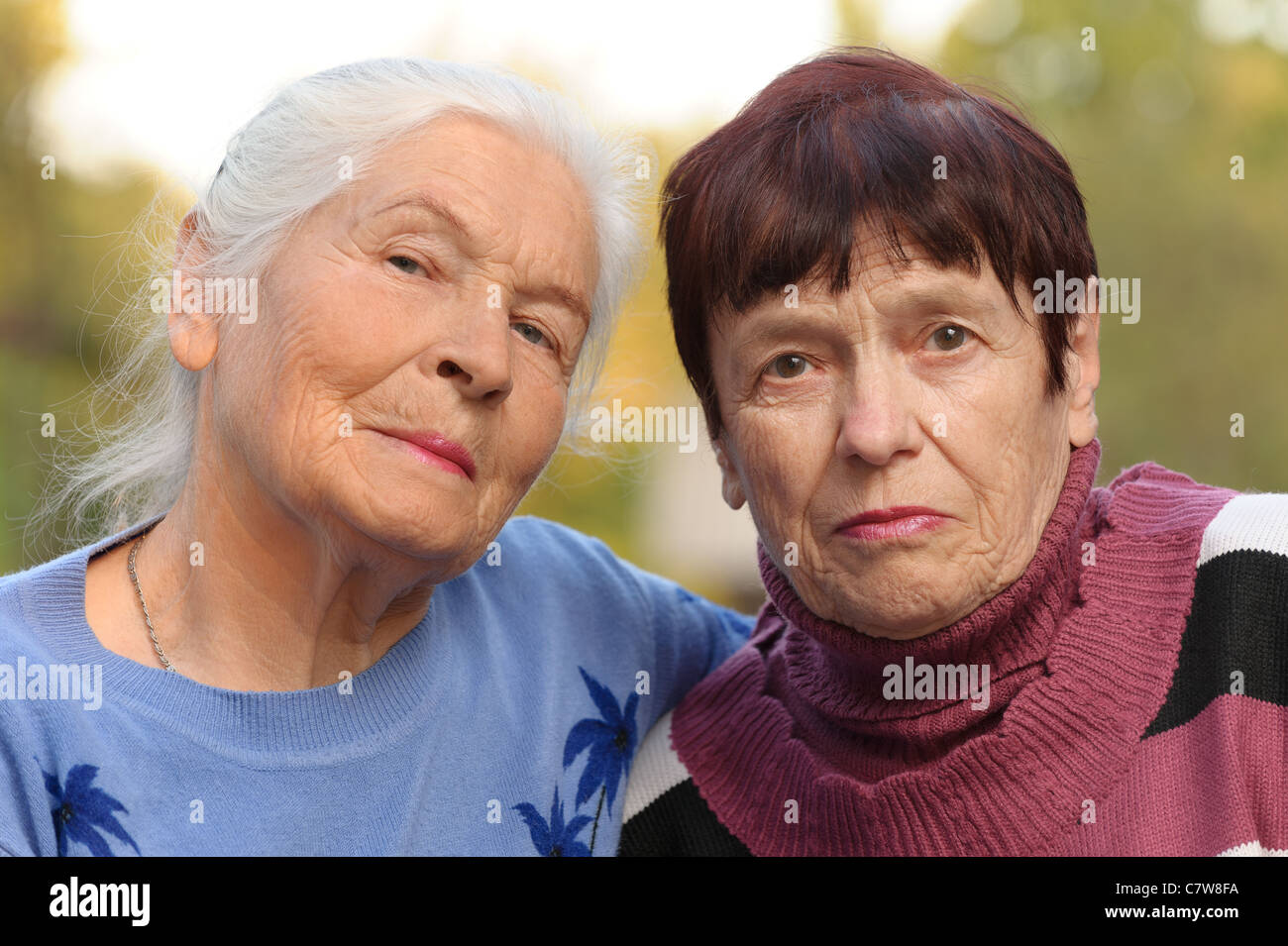Two senior sisters laughing hi-res stock photography and images - Alamy