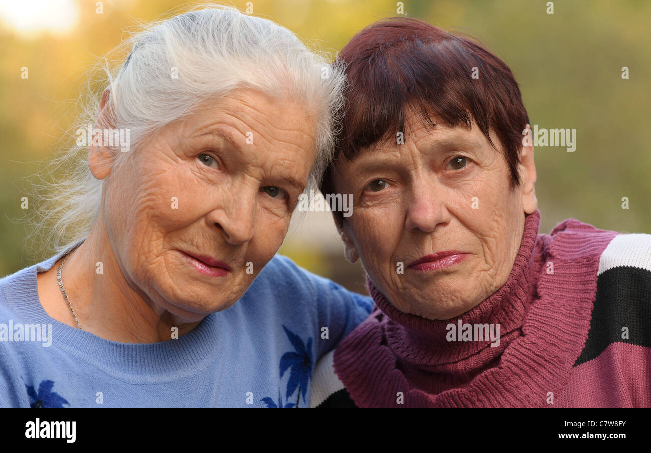 Two senior sisters laughing hi-res stock photography and images - Alamy