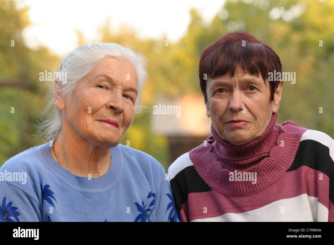 Two senior sisters laughing hi-res stock photography and images - Alamy