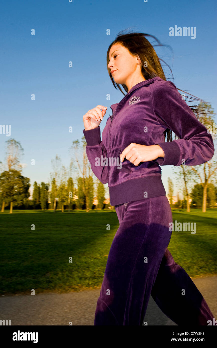 Woman wearing jogging outfit hi-res stock photography and images - Alamy