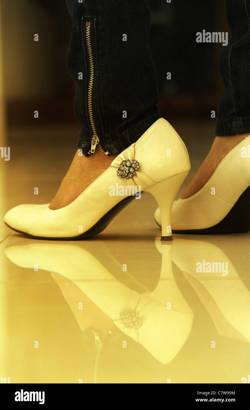 Business woman legs high heels hi-res stock photography and images - Alamy