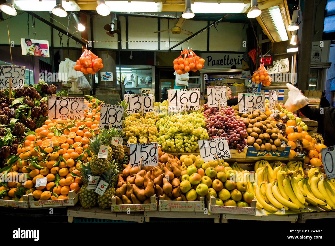 Greengrocer interior hi-res stock photography and images - Alamy