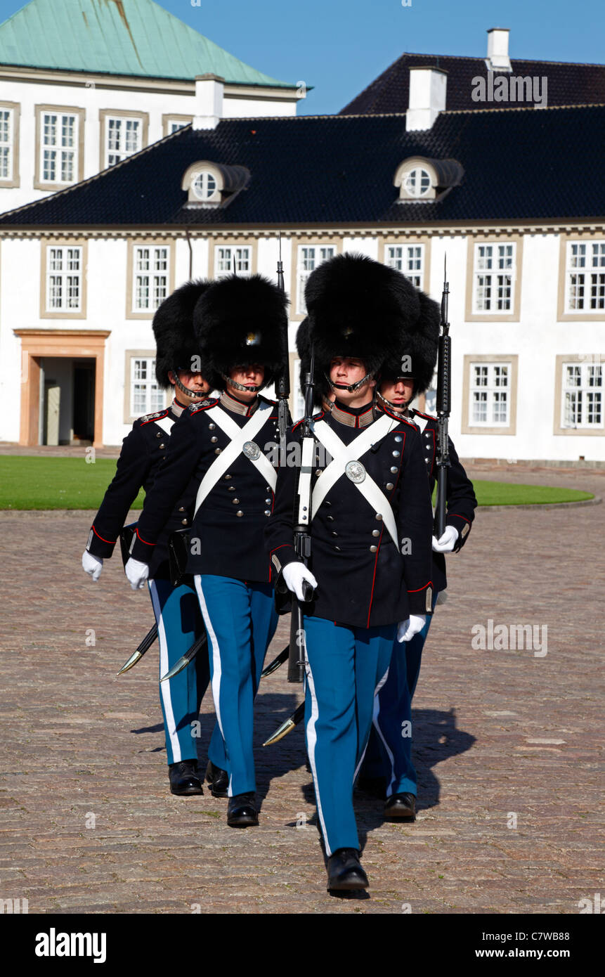 Royal guards bearskin hi-res stock photography and images - Alamy