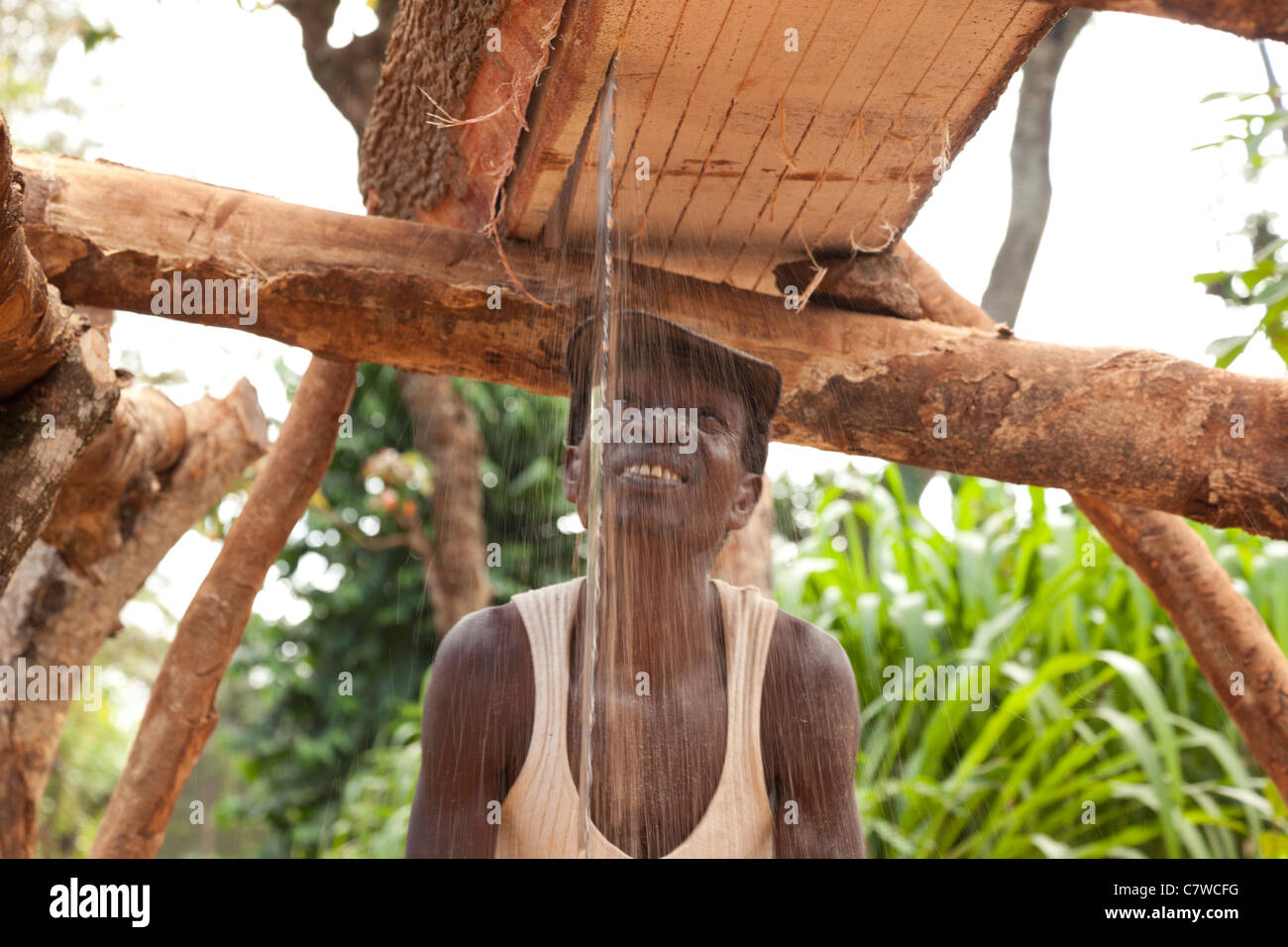 A man pit sawing a log to make timber, Mwika, Moshi, Tanzania Stock ...