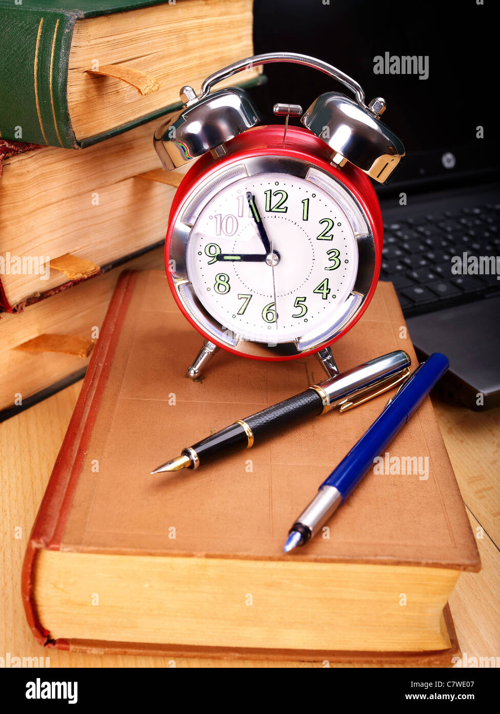 Books flash drive desk hi-res stock photography and images - Alamy