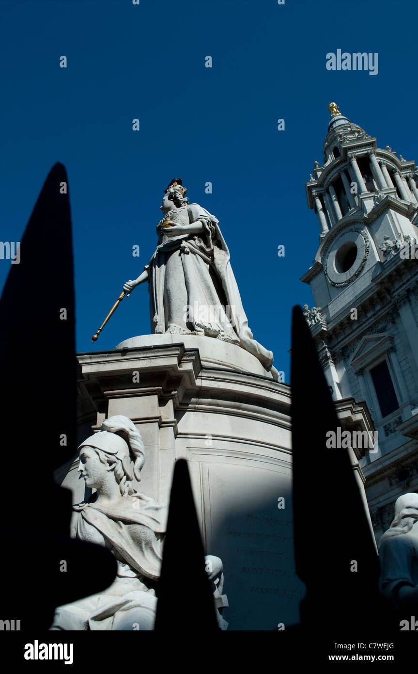 Queen Victoria Statue Stock Photo - Alamy