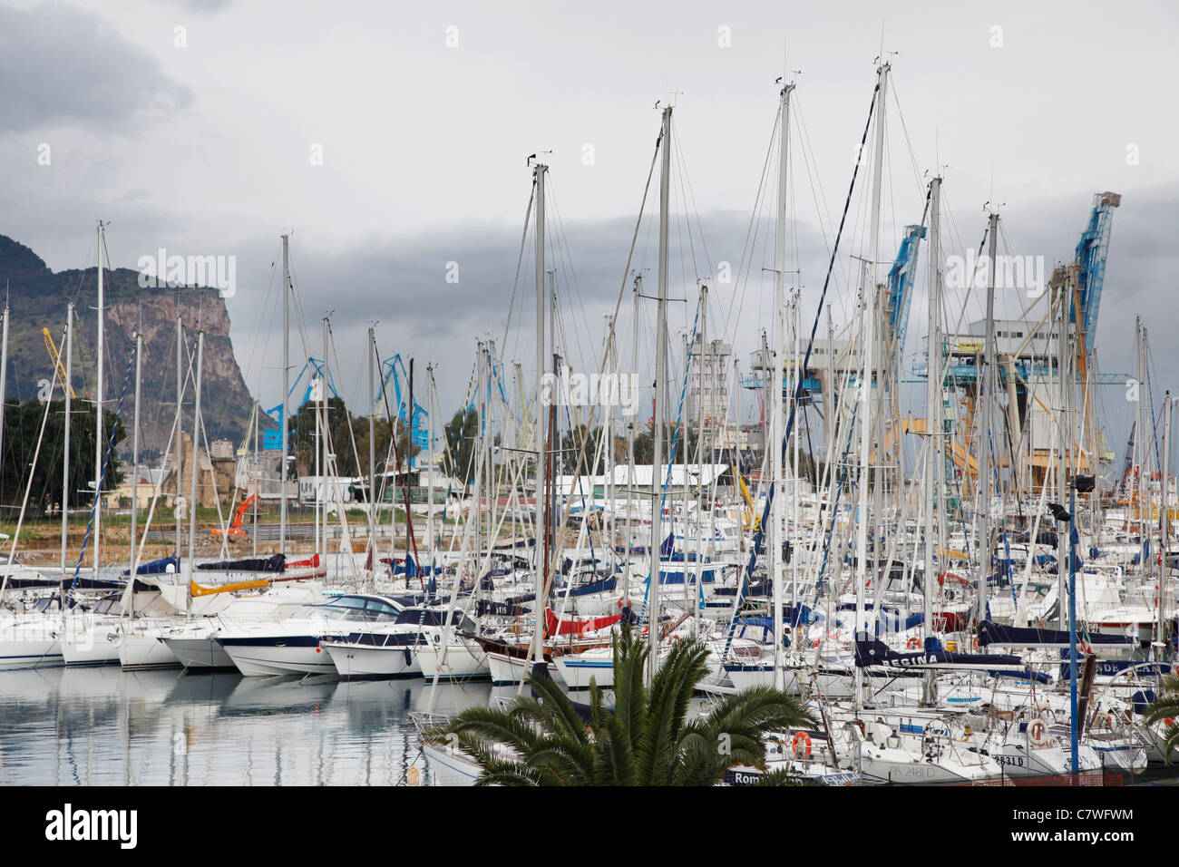 Harbor palermo crane sicily hi-res stock photography and images - Alamy
