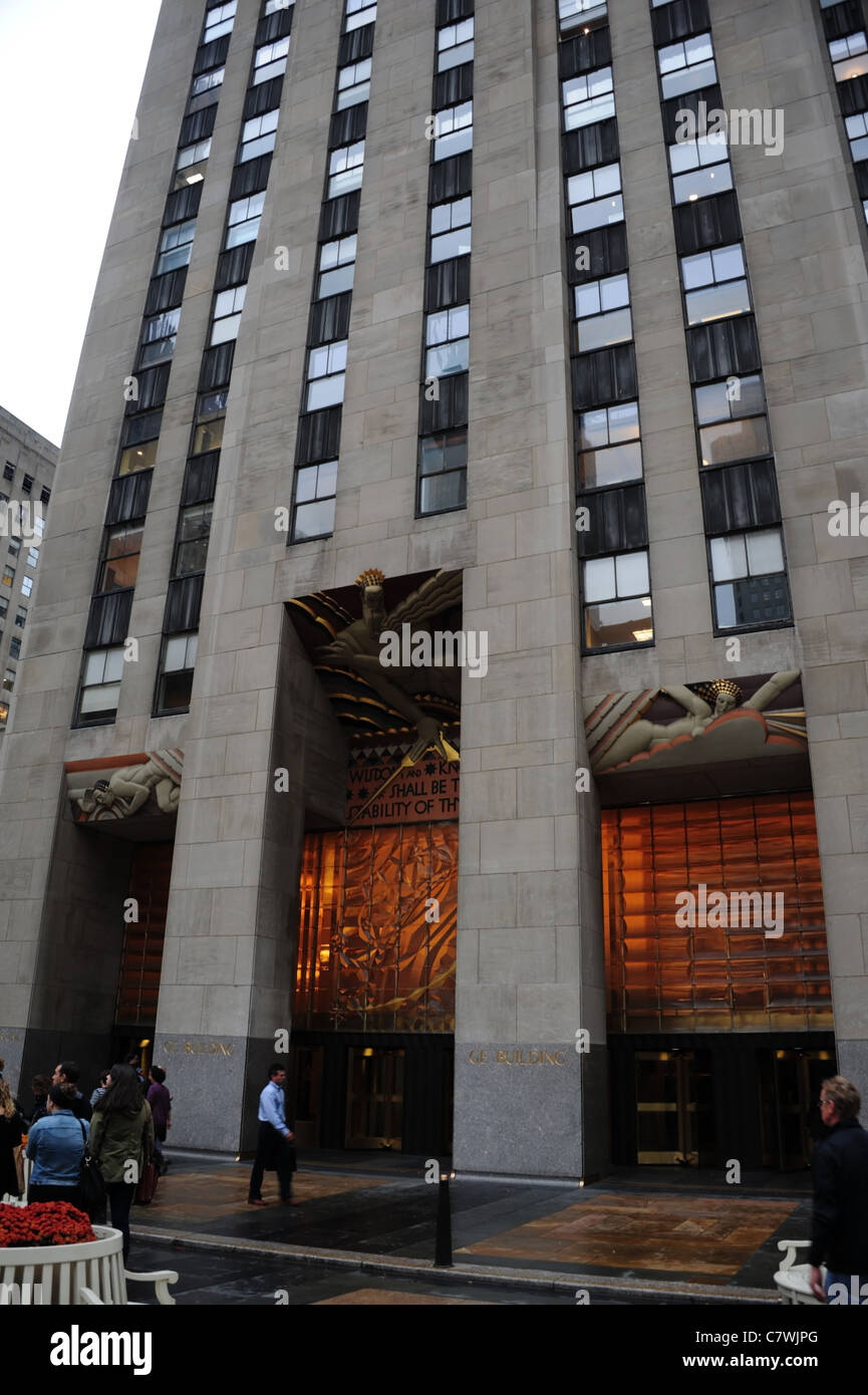 1 ge building lawrie lee sculpture wisdom entrance background view High ...