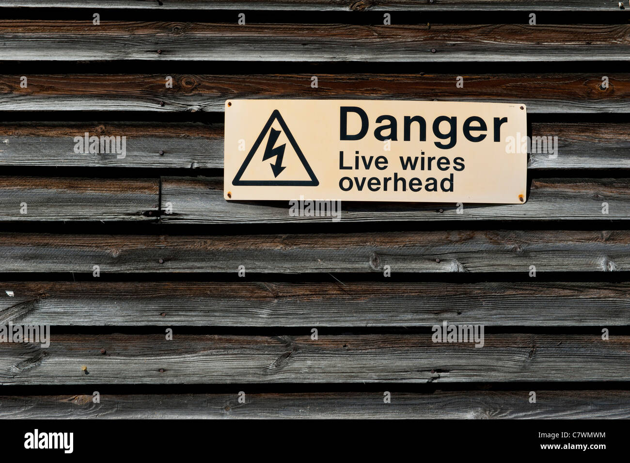 Overhead live wires hi-res stock photography and images - Alamy