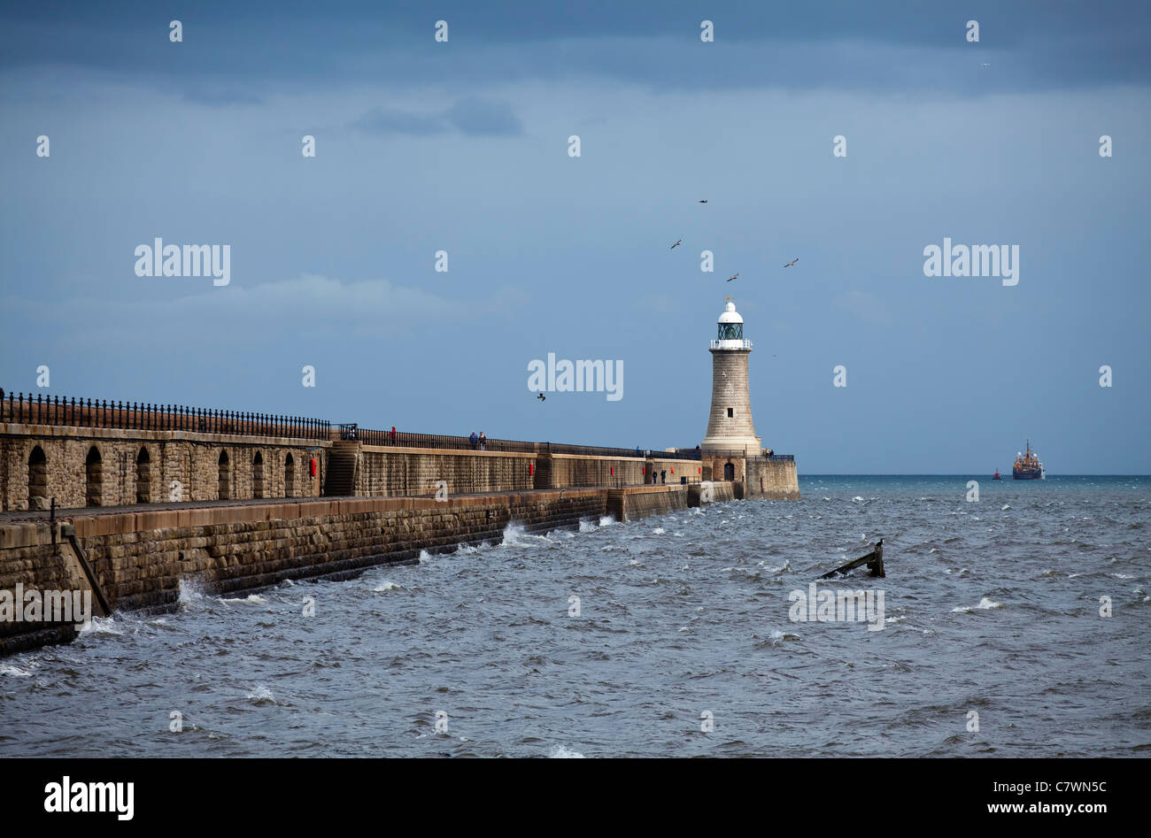 North pier lighthouse, Tynemouth Stock Photo - Alamy