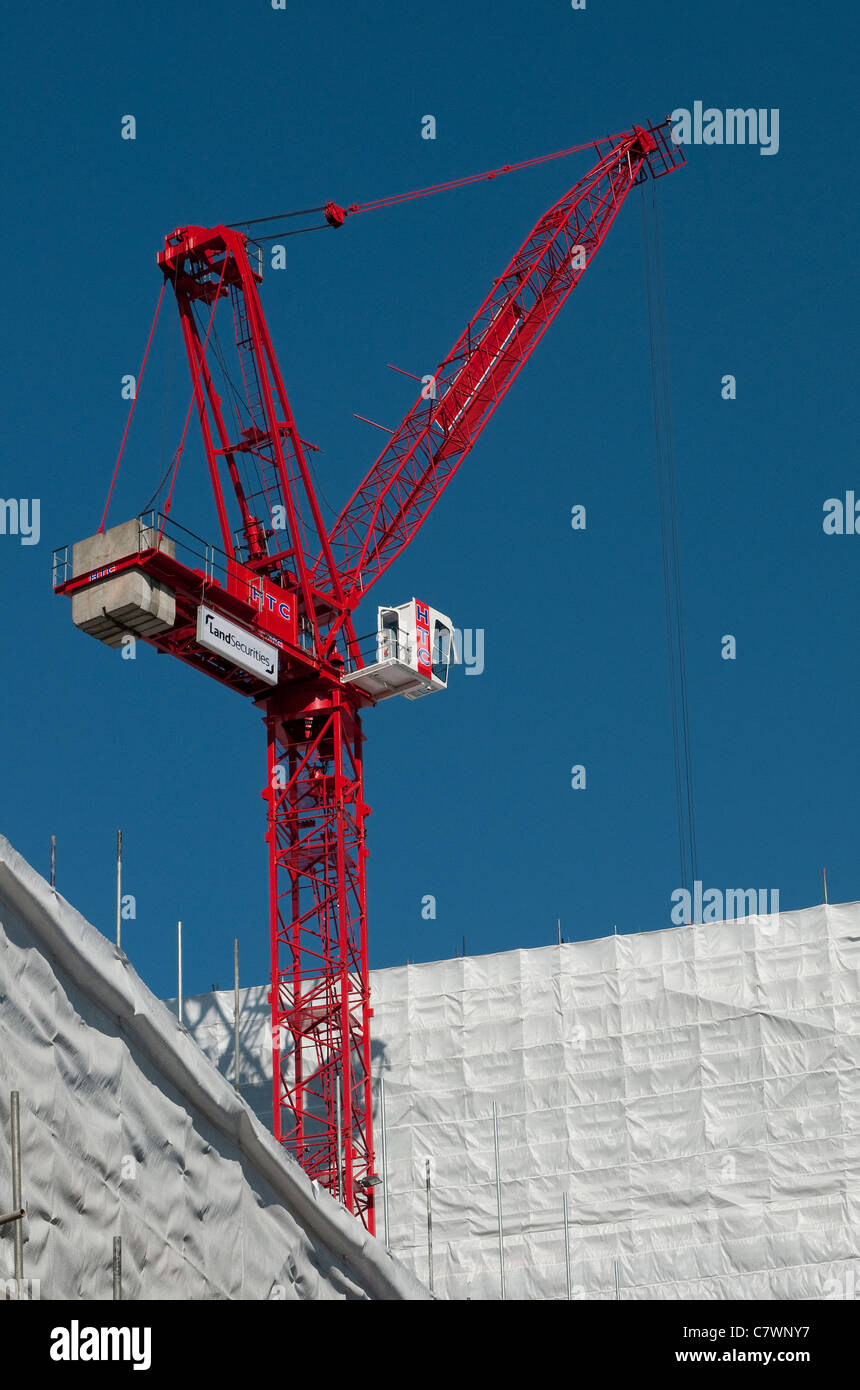London skyscraper crane hi-res stock photography and images - Alamy