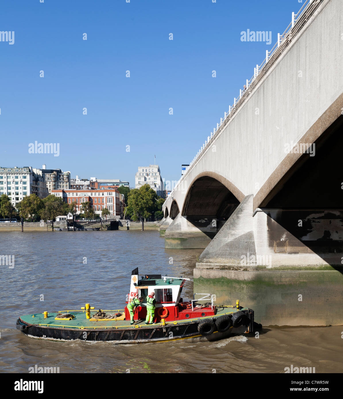 River boat under waterloo bridge hi-res stock photography and images ...