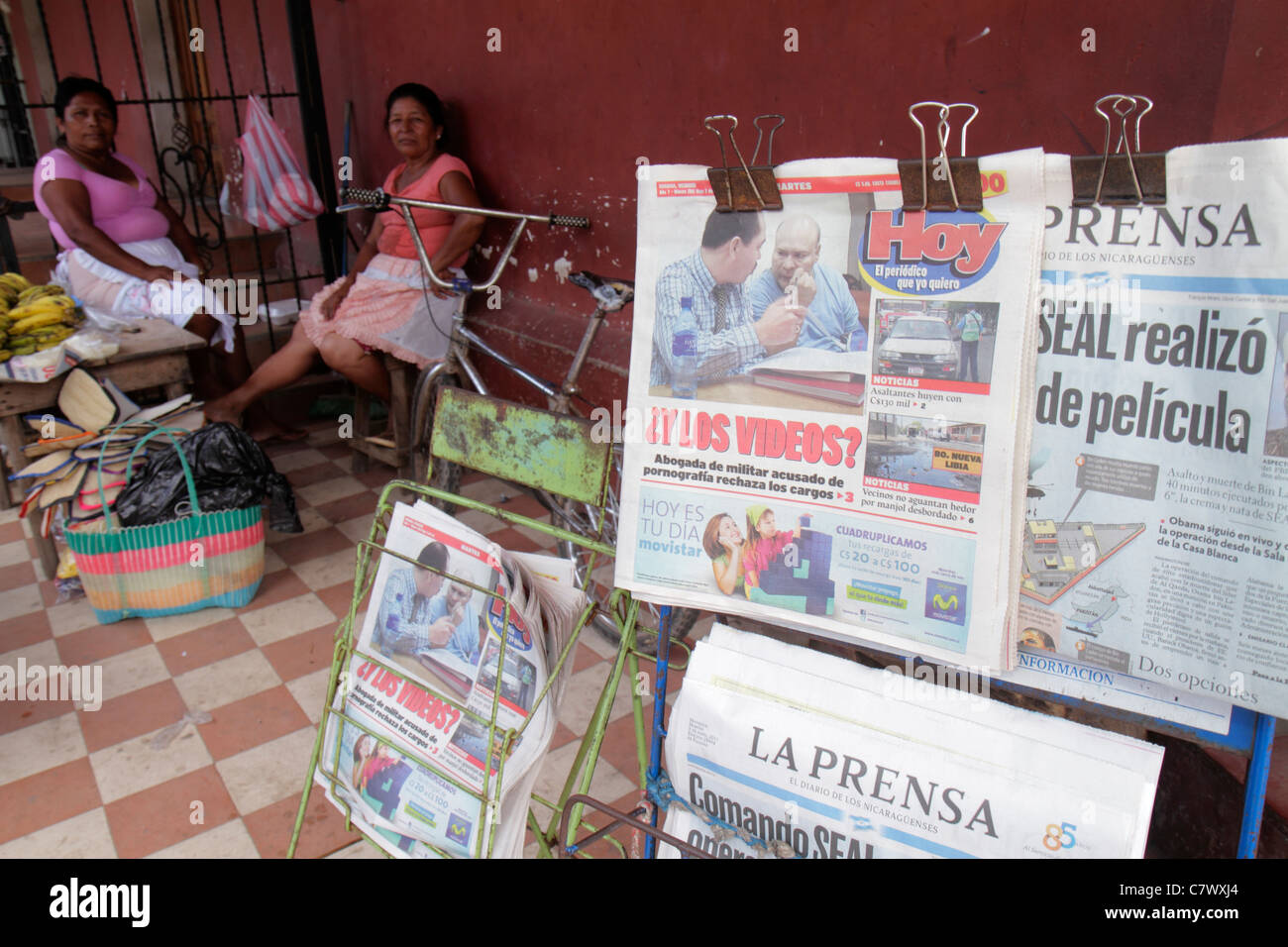 Newsstand newspaper vendor booth stall hi-res stock photography and ...