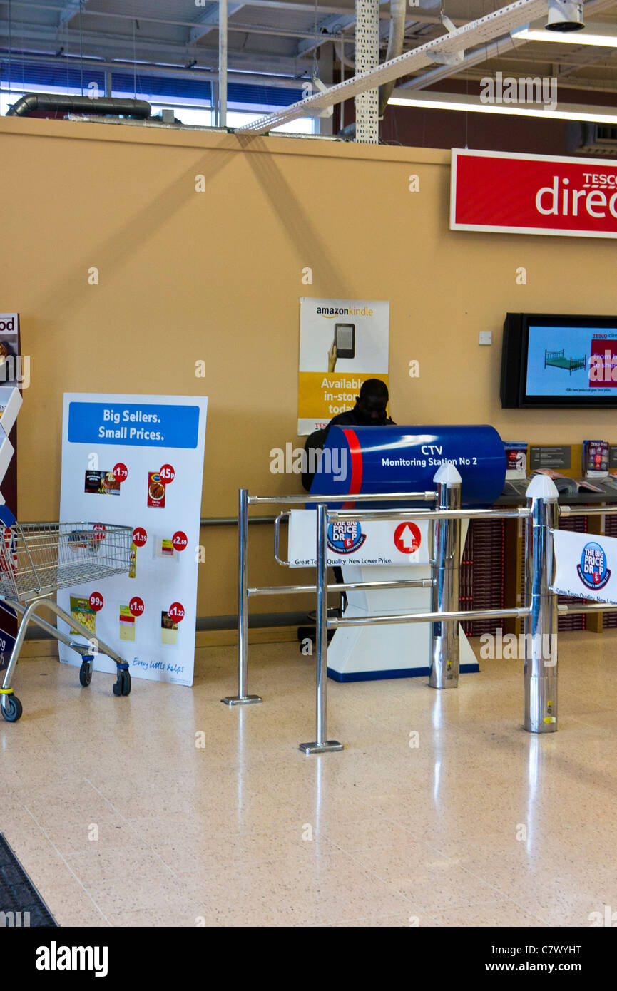 Supermarket security guard hi-res stock photography and images - Alamy
