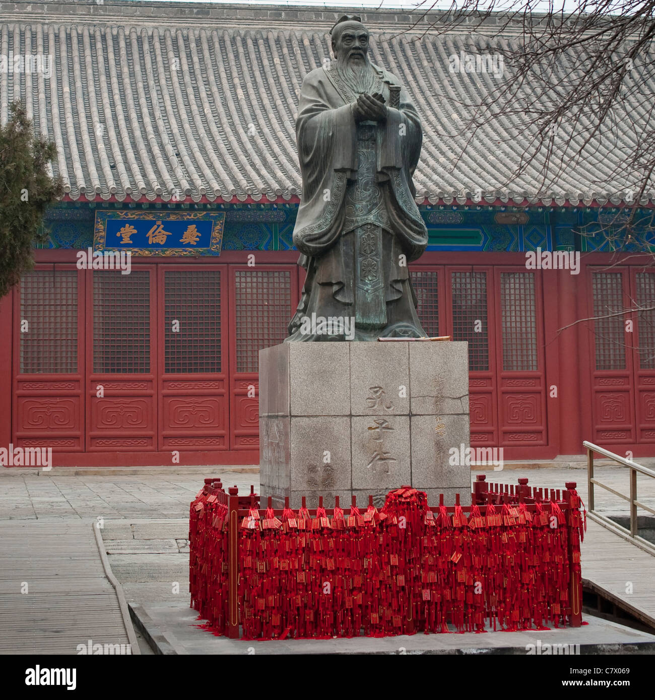Kongzi statue hi-res stock photography and images - Alamy