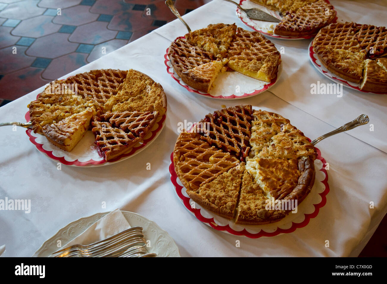 Various pieces of sliced pie Stock Photo - Alamy