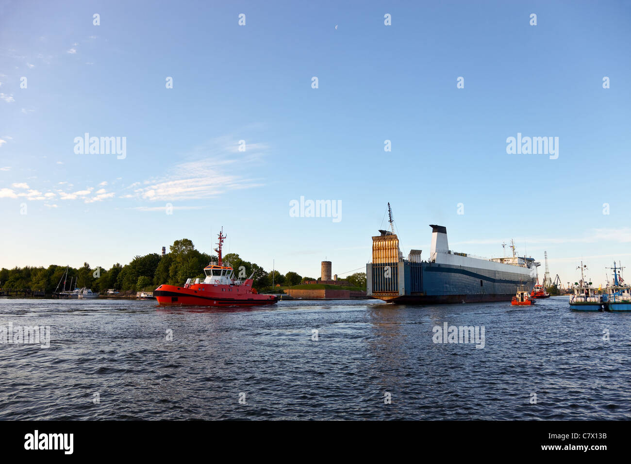 Push towing boat hi-res stock photography and images - Alamy