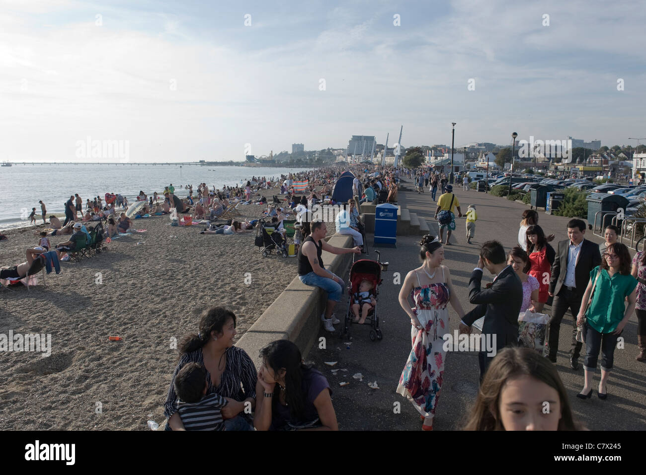 Hot weather southend beach hi-res stock photography and images - Alamy