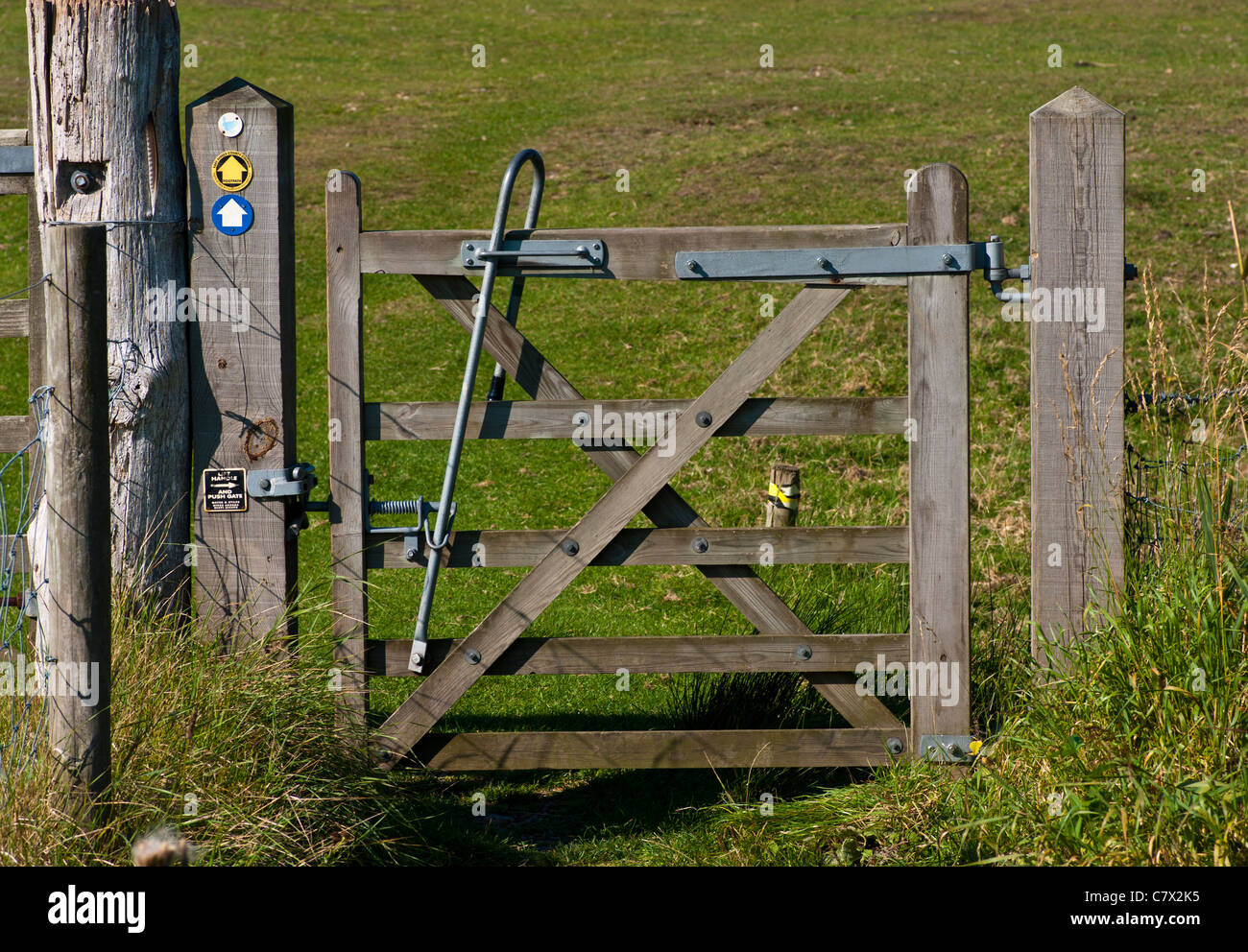 Footpath gate hi-res stock photography and images - Alamy