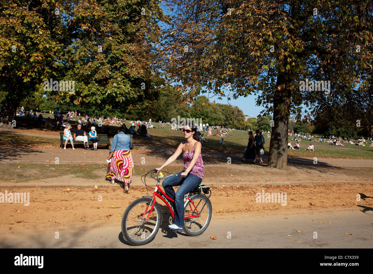 People out cycling in Hyde Park in London Stock Photo - Alamy