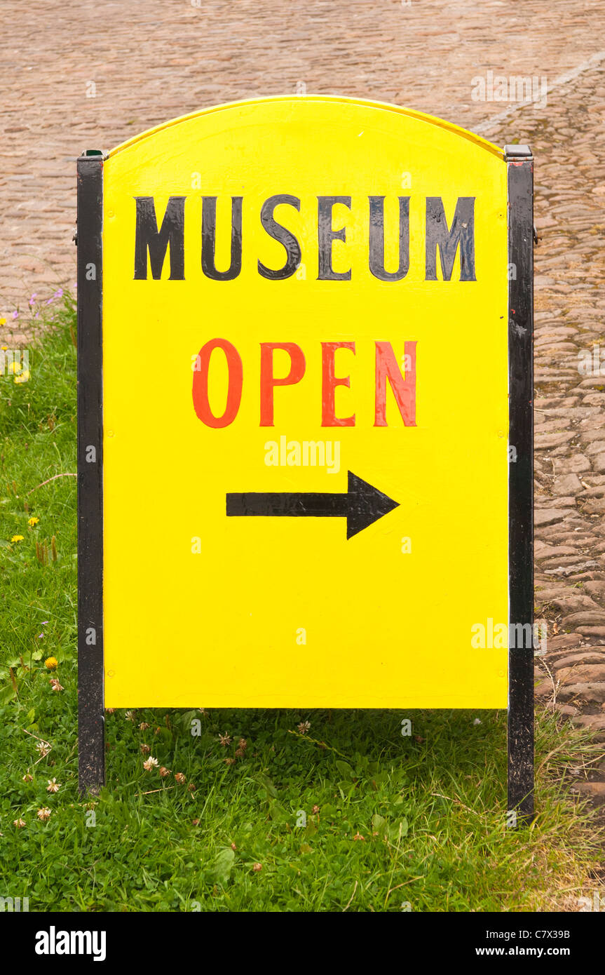 Outside open signs hi-res stock photography and images - Alamy