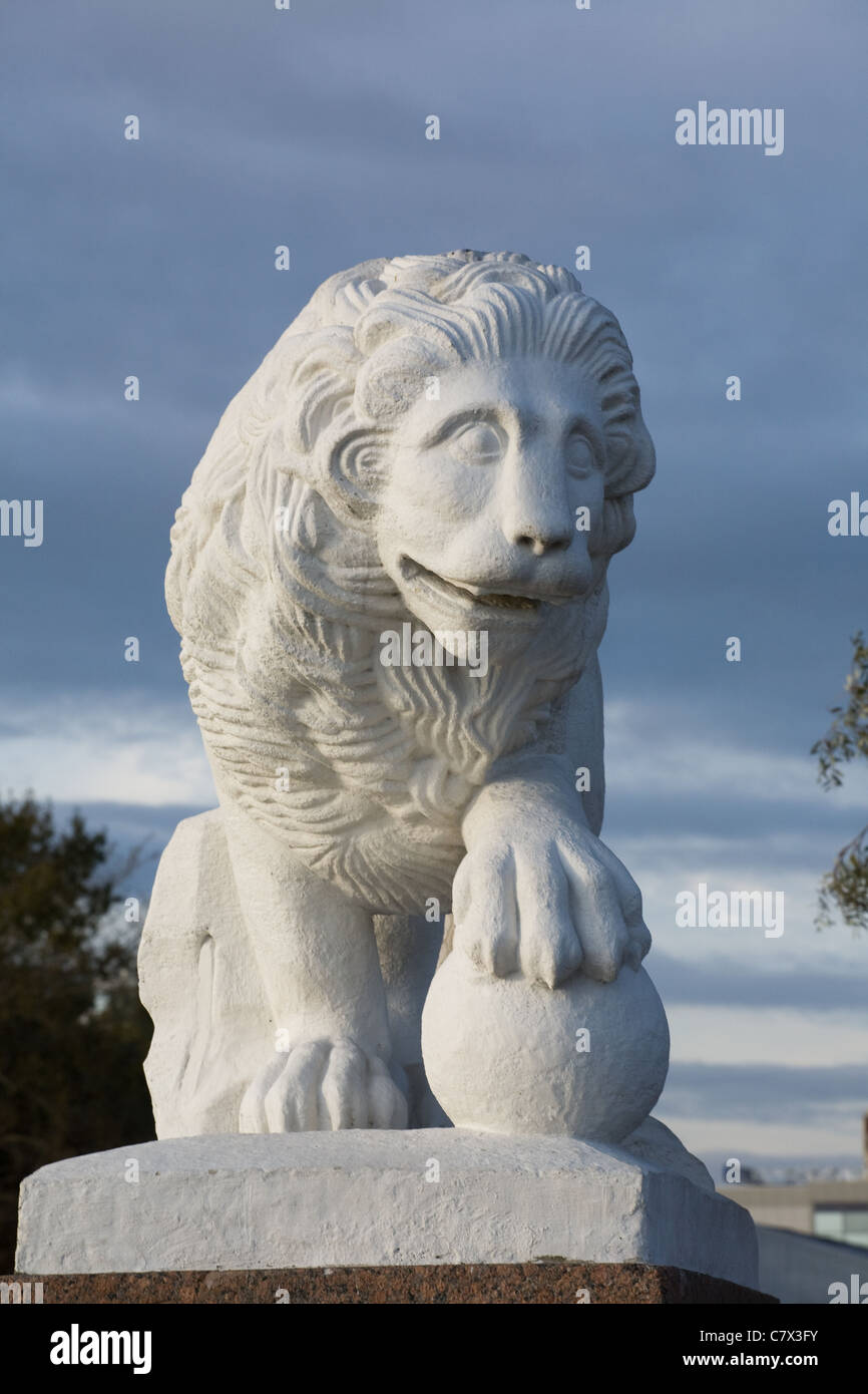 Russia st petersburg sculpture lion hi-res stock photography and images ...