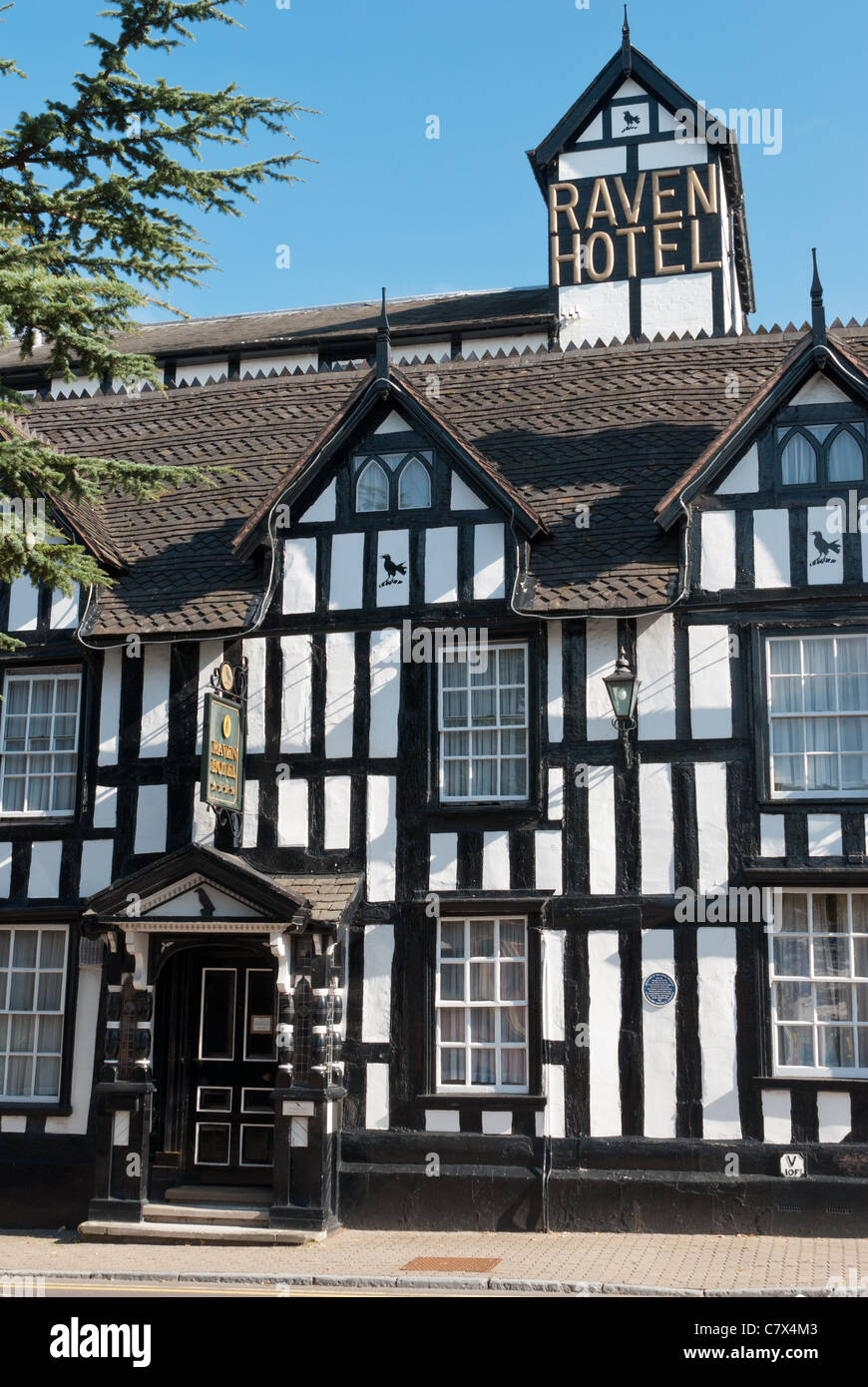 Raven hotel building hi-res stock photography and images - Alamy