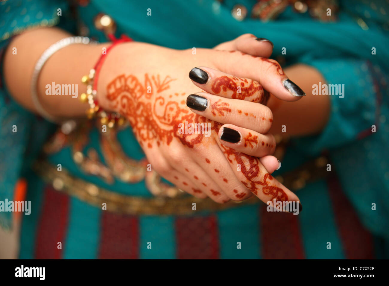 Hands decorated in the Hindu mendhi tradition using henna Stock Photo ...
