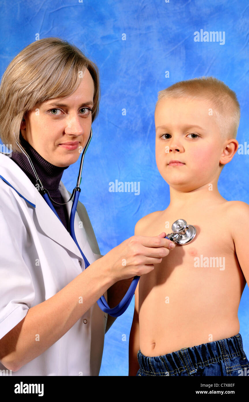 pediatrist examines little boy Stock Photo - Alamy