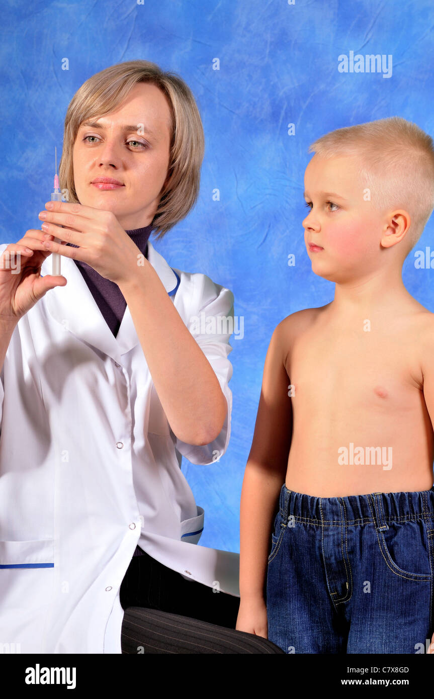 nurse prepares an injection for a little boy Stock Photo - Alamy