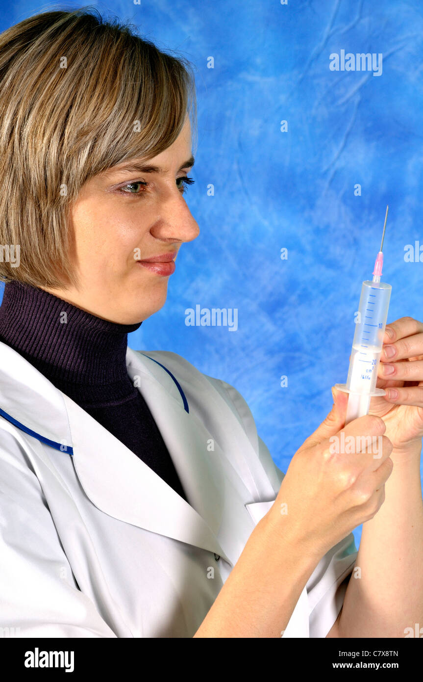 nurse prepares an injection Stock Photo - Alamy