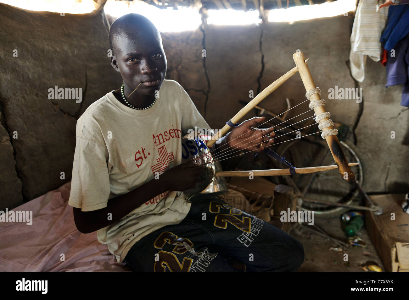 Dinka music instrument hi-res stock photography and images - Alamy
