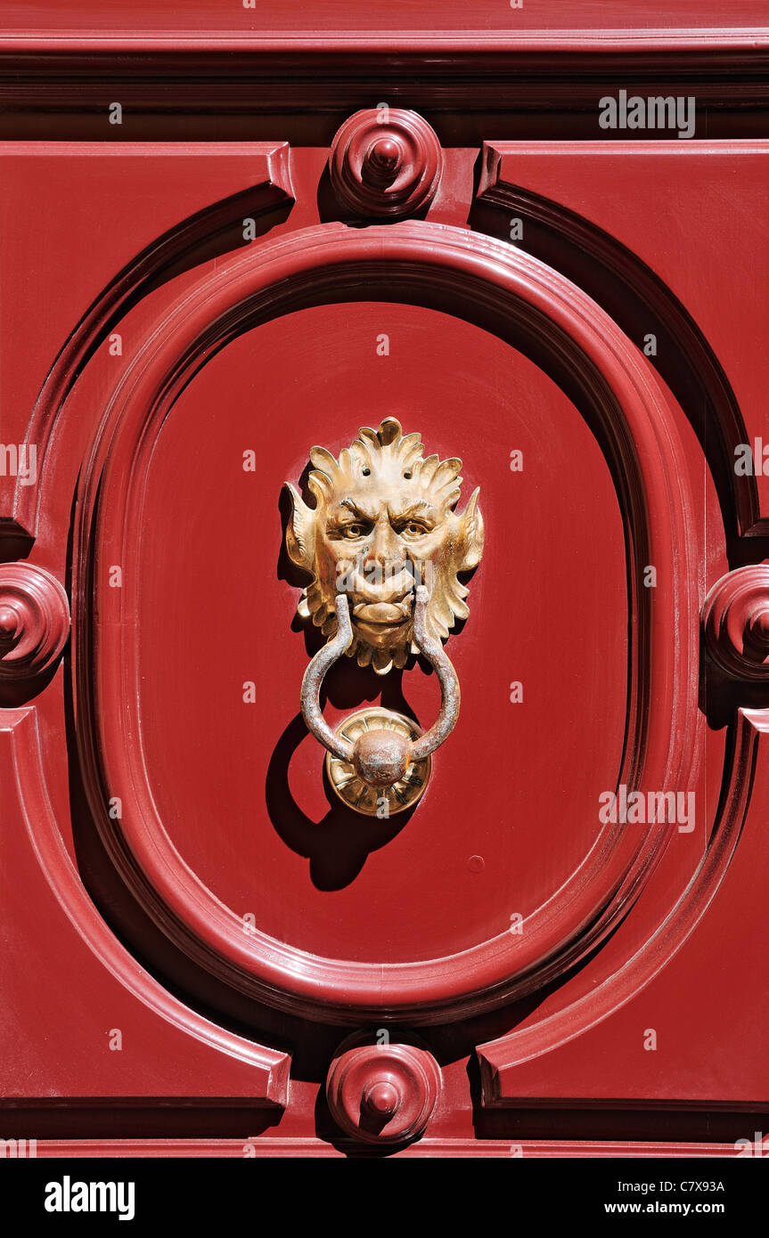Gargoyle door knocker hi-res stock photography and images - Alamy