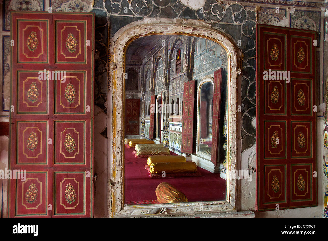 Old palace interior hi-res stock photography and images - Alamy