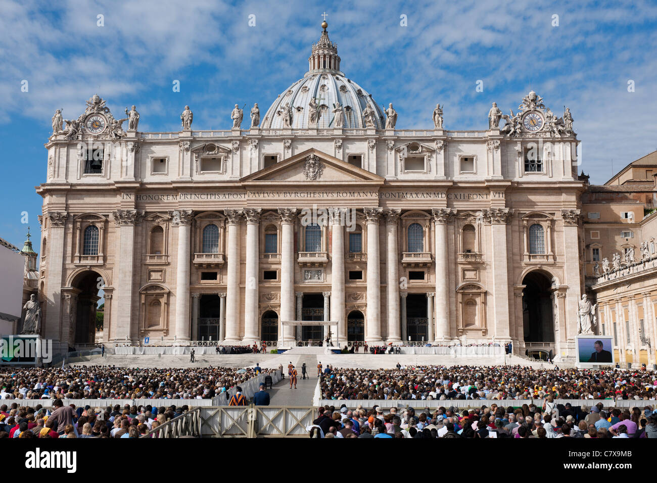 St Peter's Square, Rome, Italy ; the Pope gives a public audience Stock ...