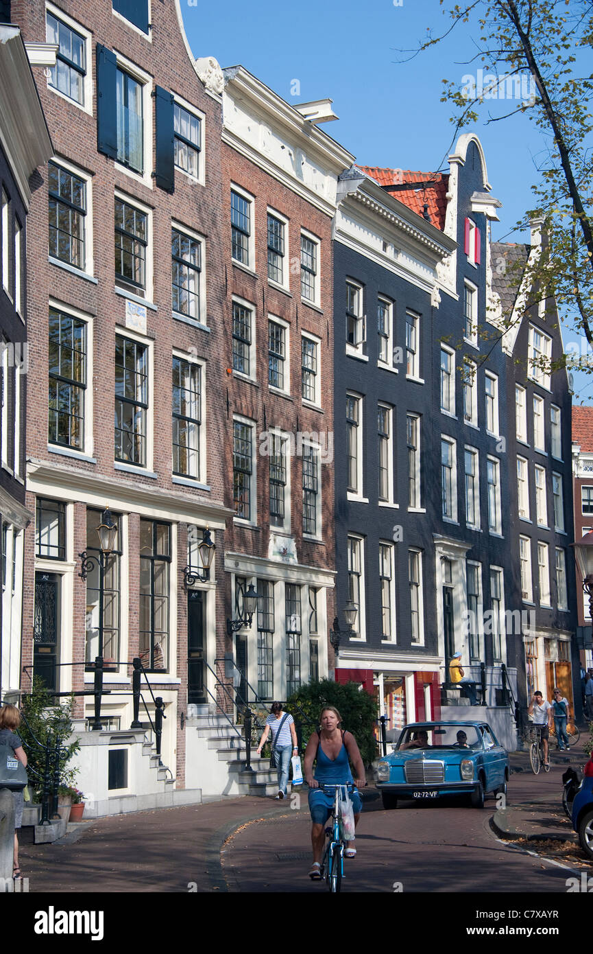 Traditional street in Amsterdam Stock Photo - Alamy