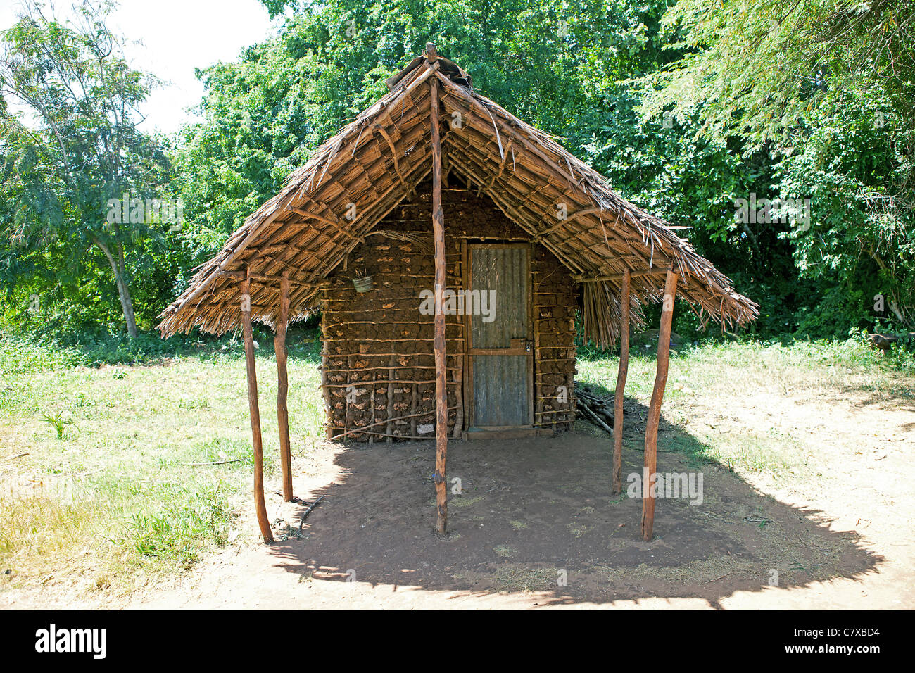 African hut hi-res stock photography and images - Alamy