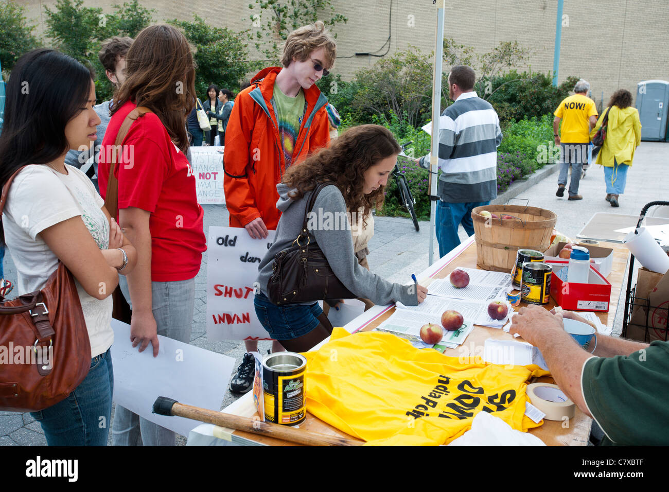 College students sign petition hi-res stock photography and images - Alamy