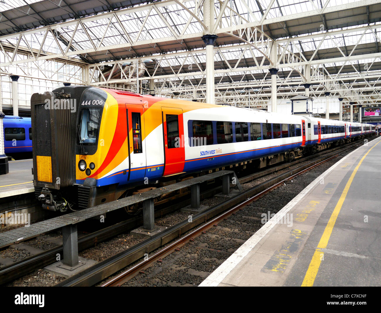 Waterloo railway station london train commuter hi-res stock photography ...