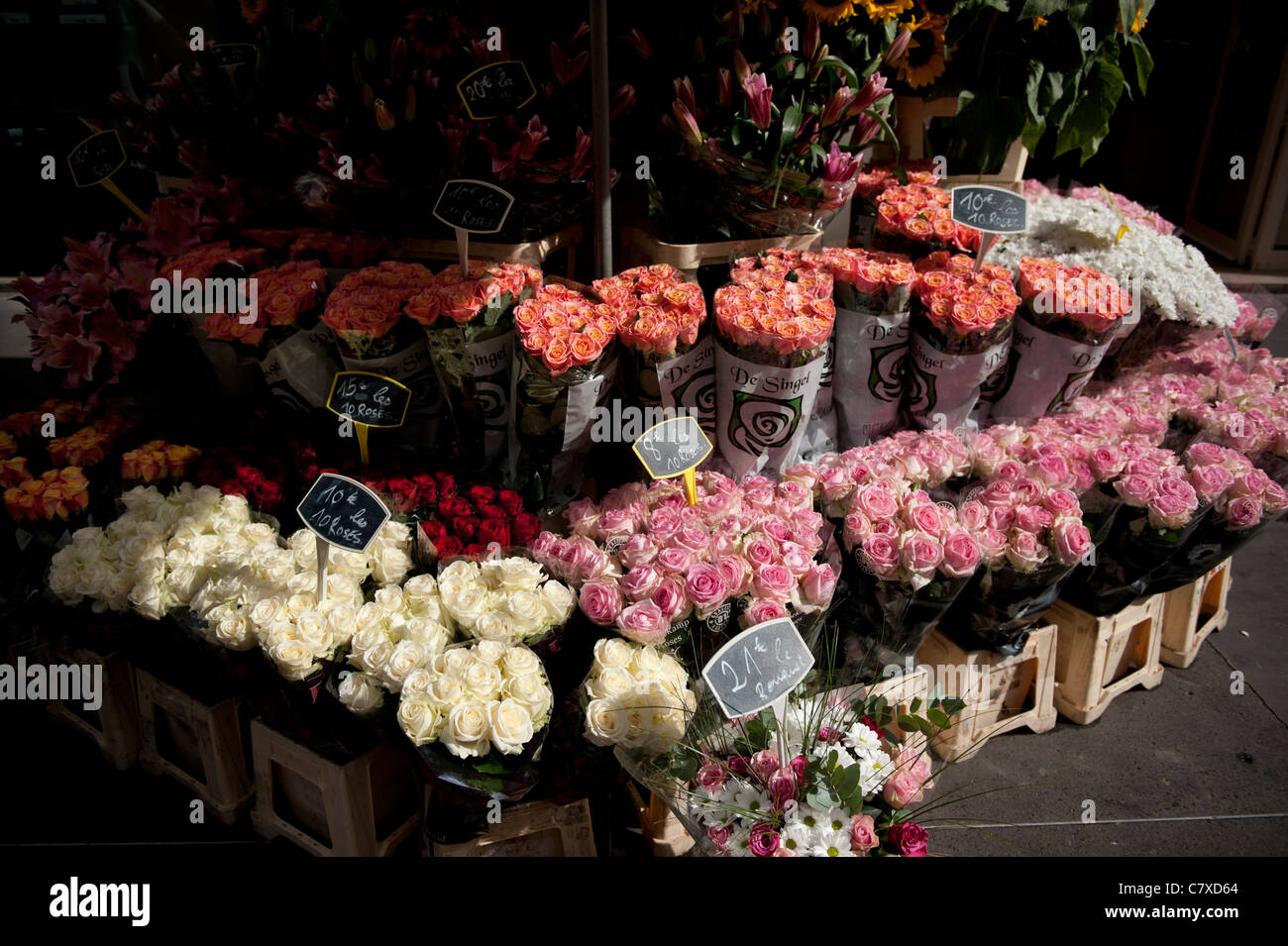 Paris France. Roses for sale on street market, Villiers are of Paris ...