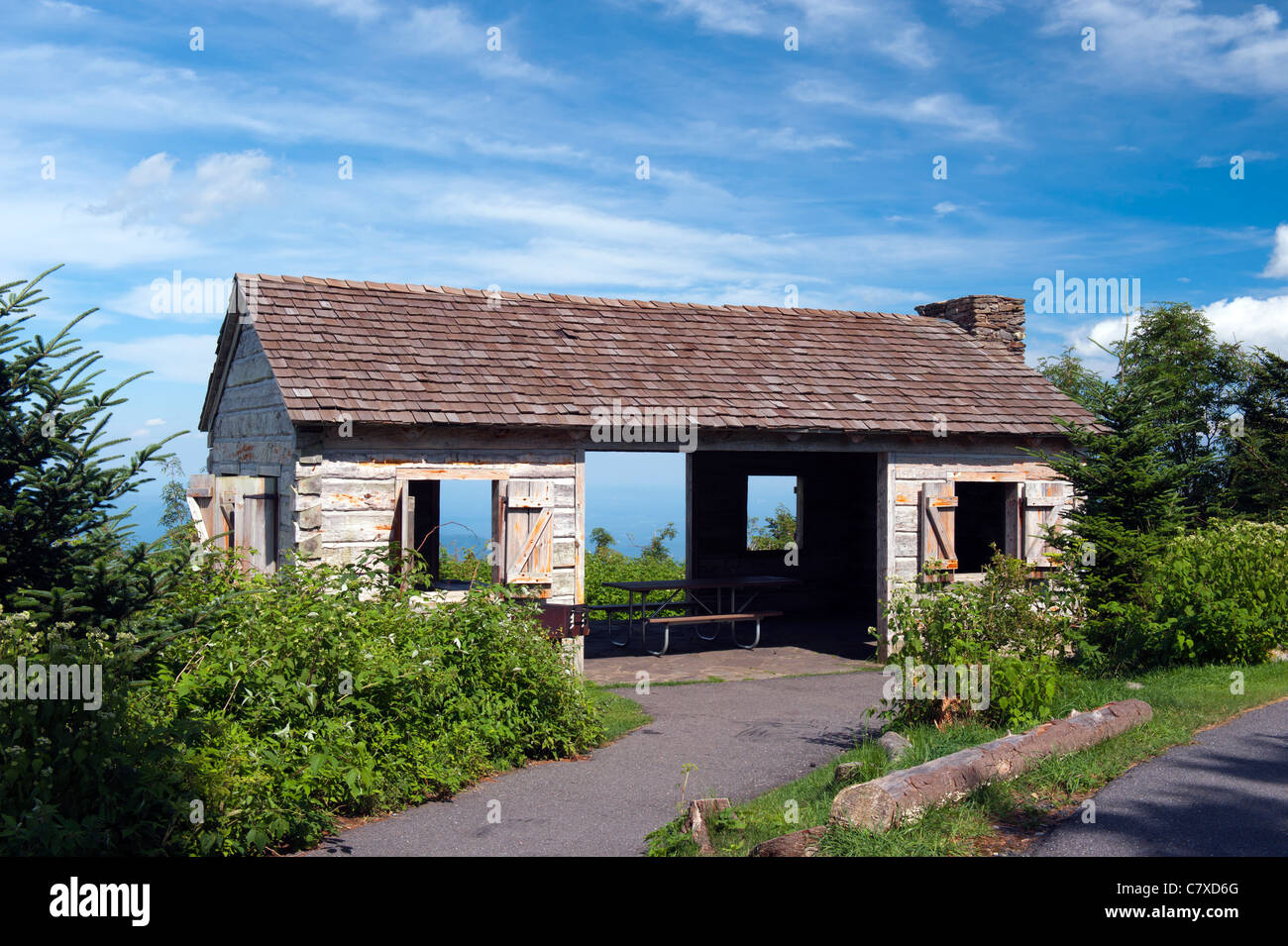 Picnic shelter pavilion area table hi-res stock photography and images ...