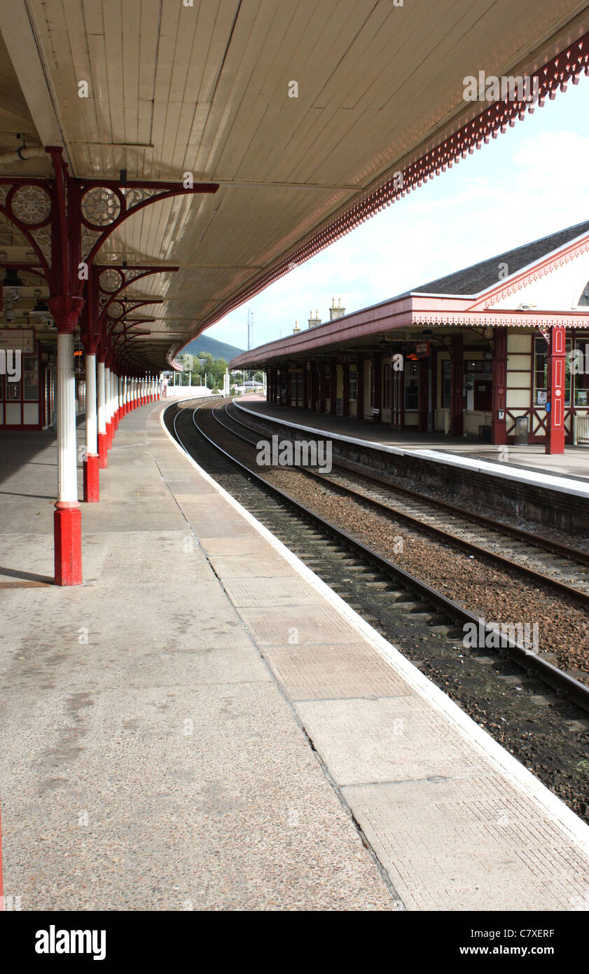 Passenger train empty platform hi-res stock photography and images - Alamy
