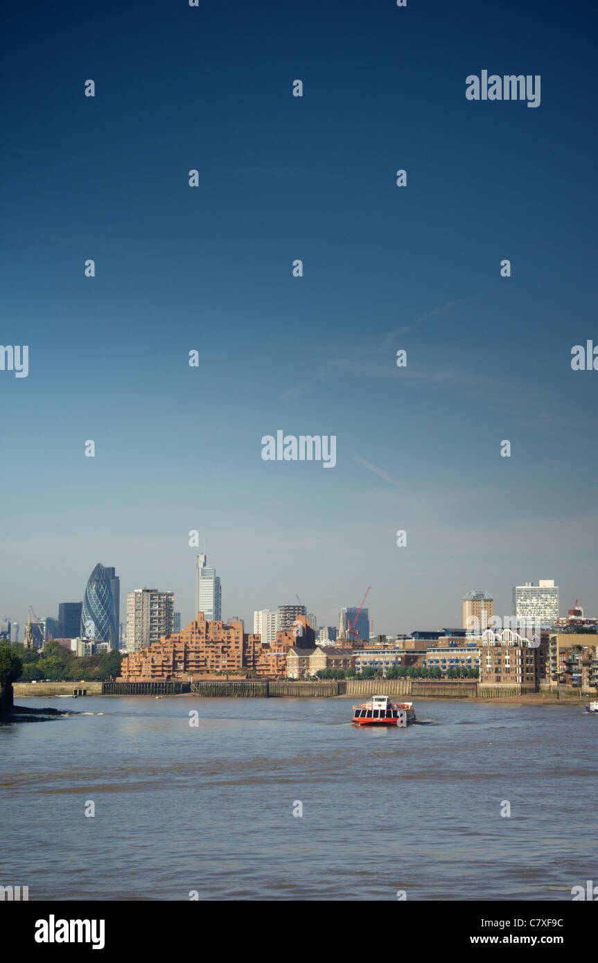 Thames river cruise boat hi-res stock photography and images - Alamy