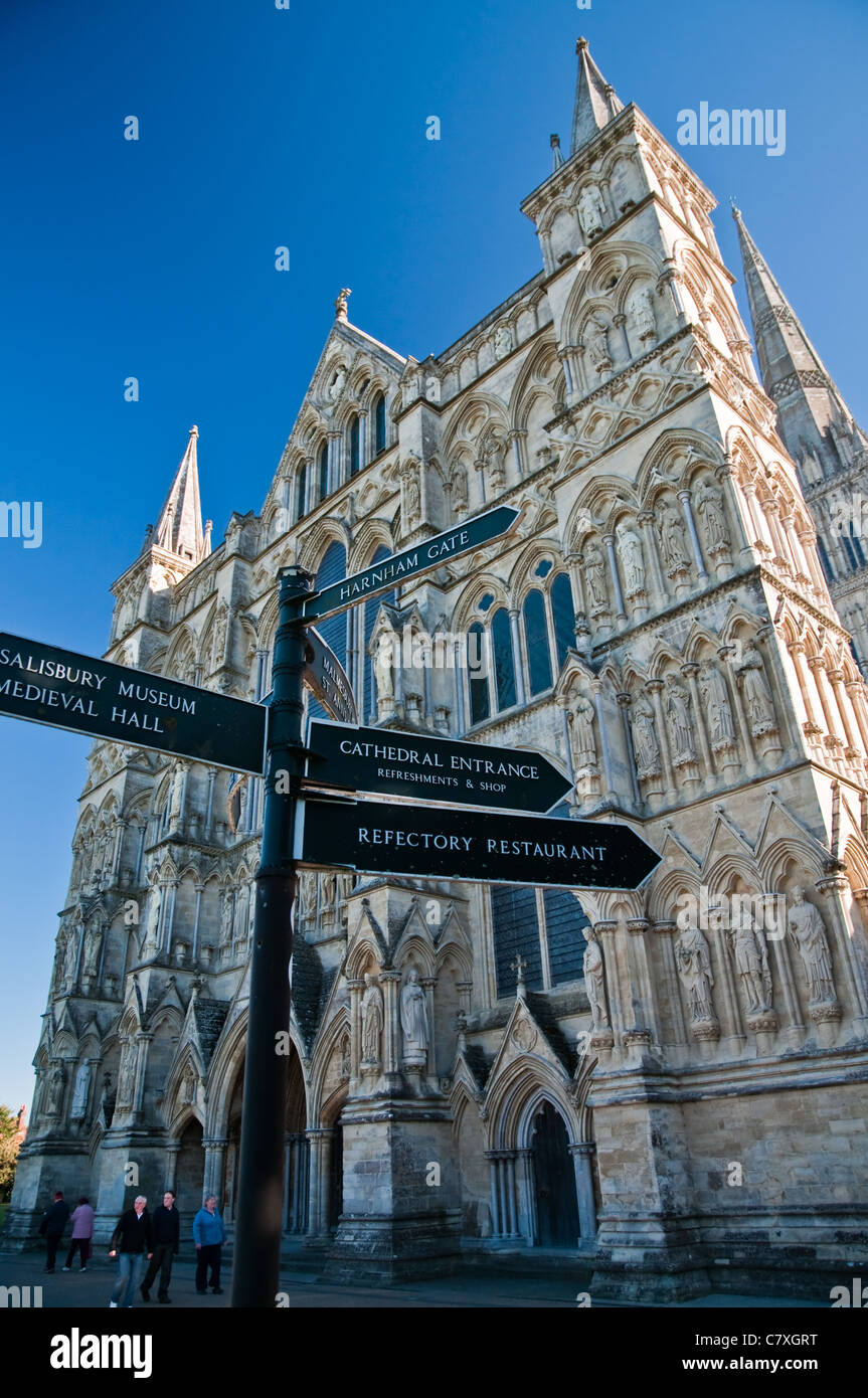 Salisbury tourist sign hi-res stock photography and images - Alamy