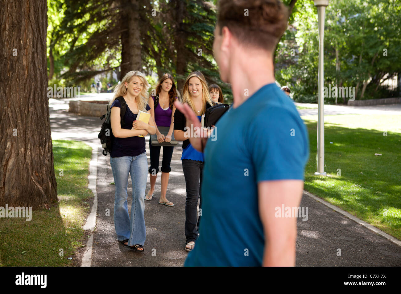 Students walking waving campus hi-res stock photography and images - Alamy