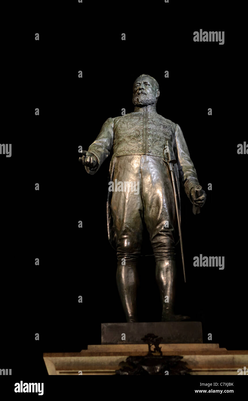 Bronze statue of a Victorian politician, at night Stock Photo - Alamy