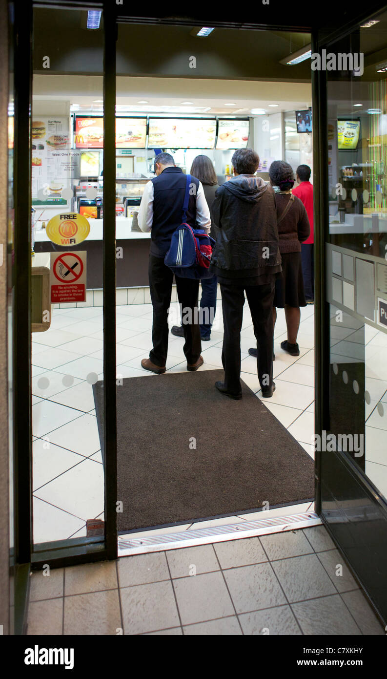 Queue for fast food hi-res stock photography and images - Alamy