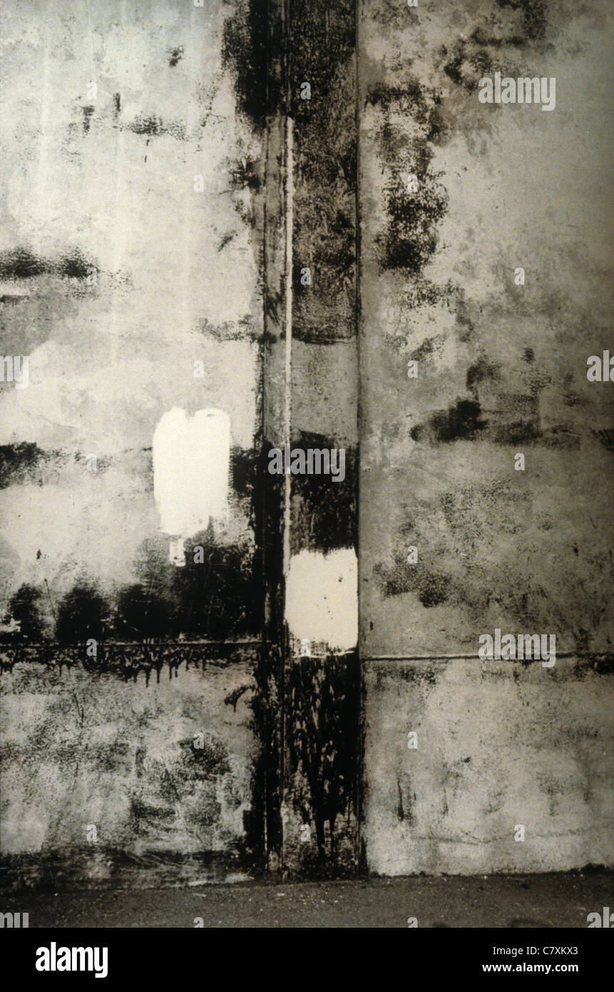 Mottled wall in urban environment hi-res stock photography and images ...