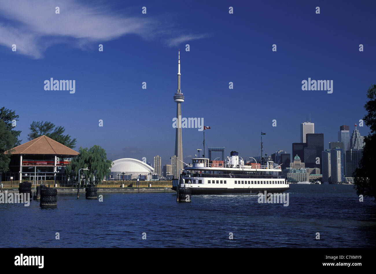 Toronto skyline daytime panorama hi-res stock photography and images ...
