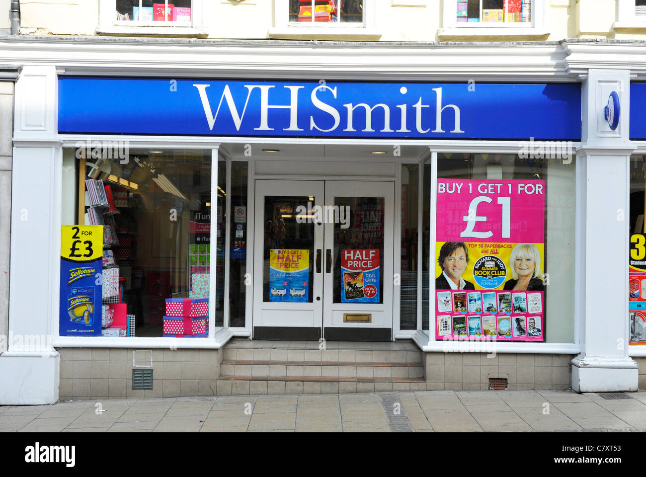 Wh smith shop hi-res stock photography and images - Alamy